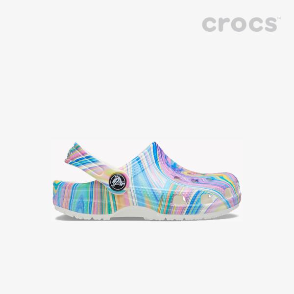 商品説明クロックスを代表するファーストモデルのクラシックキッズ。「クロスライト」素材を使用し、軽い履き心地と快適なクッション性を実現した定番クロッグスタイル。足にしっかりフィットする可動式ヒールストラップ付き。ジビッツでオリジナルの１足にカ...