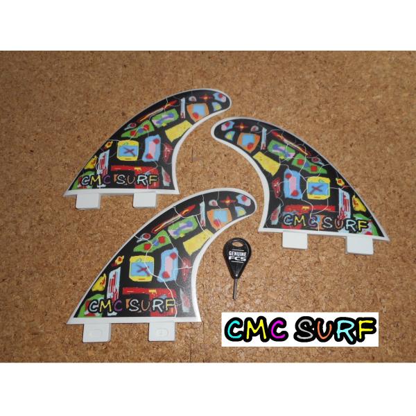 送料無料▲CMC SURF オリジナルプリント　FCS M-5 TRI FIN SET　白ベースセット 新品 発売日 2024年  定価 \12500 　カラー ホワイトベース 商品サイズ 高さ：115mm　ベース：108mm ◆フィン説明...