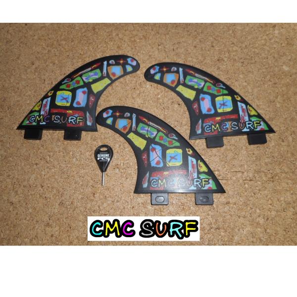 送料無料▲CMC SURF オリジナルプリント　FCS M-5 TRI FIN SET　黒ベースセット 新品 発売日 2024年  定価 \12500 　カラー ブラックベース 商品サイズ 高さ：115mm　ベース：108mm ◆フィン説明...