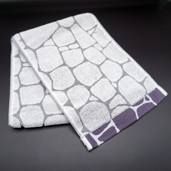 上げ落ちジャガードタオルのデコボコを生かした「石垣マフラータオル」です。ヘム（タオル両端）まで石垣柄を入れて細部までこだわって作りました。タオルの裏面には、ニッポン城めぐりの「城ロゴ」タグをさりげなく縫い付けています。上げ落ちジャガードタオ...