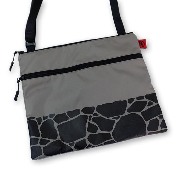 【発売日：2025年04月25日】石垣を大胆にプリントしたオリジナルサコッシュ。ジッパー付きで大容量！御城印帳とスタンプ帳、財布にスマートフォン、モバイルバッテリーと城攻めの必需品をまとめて収納可能です。表面は石垣プリント、裏面はプリントな...