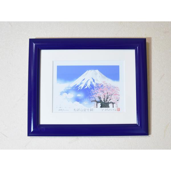 富士山は霊力の強い山として知られており,その頂上の雪の白色は破邪に通じ,鬼門を封じる力が秘められているとも言われています。また風水で白は,気の清浄作用の強い色,金運アップに効果的な色といわれ,青は「成長」や「仕事運」などと関係が深く,人の心...