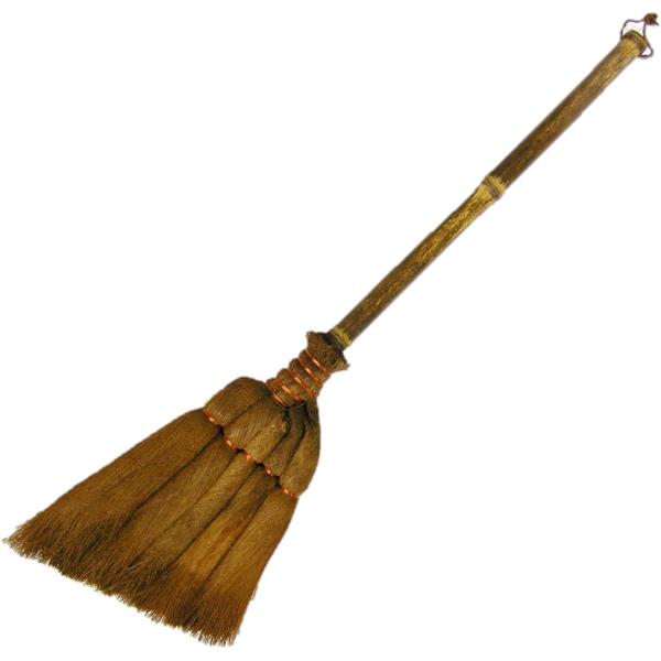 シュロほうき　短柄■伝統的な素材「棕櫚」を使った手作りほうきです。■摩擦に強く丈夫でコシがあるので、畳や床を艶やかに保ちます。■職人が選別した棕櫚を1本1本丁寧に手作りしています。■小回りが利いて力が伝えやすい短柄タイプです。■吊り下げられ...