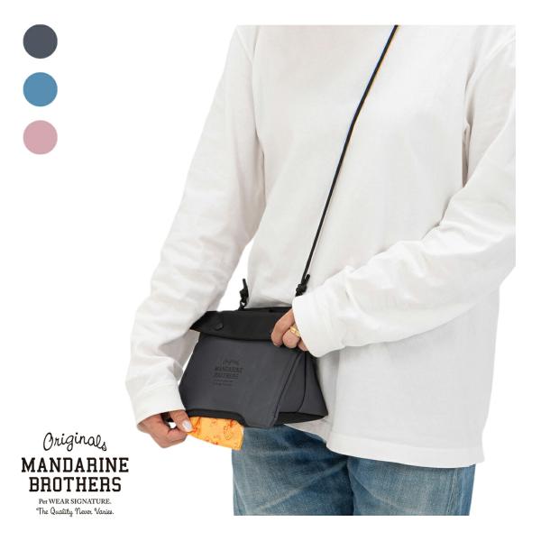 【MANDARINE BROTHERS】うんちの臭いバリア袋Sパックがぴったり入る肩掛けサコッシュ。ペロッとバリア袋が出てくる姿はなんともユニーク。別売りのマナーポーチに取り付け可能だからセットでも単体でもご使用OK！すぐに使えるようにバリ...