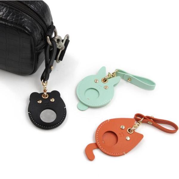 素材：PUレザー　 <br>エアタグケースを着用したまま、AirTagの使用は支障に生じなく、スムーズに受信できます。　 <br>エアタグ キーホルダーは、キーチェーン、バッグ、子供のランドセル、貴重品などに取り付け...