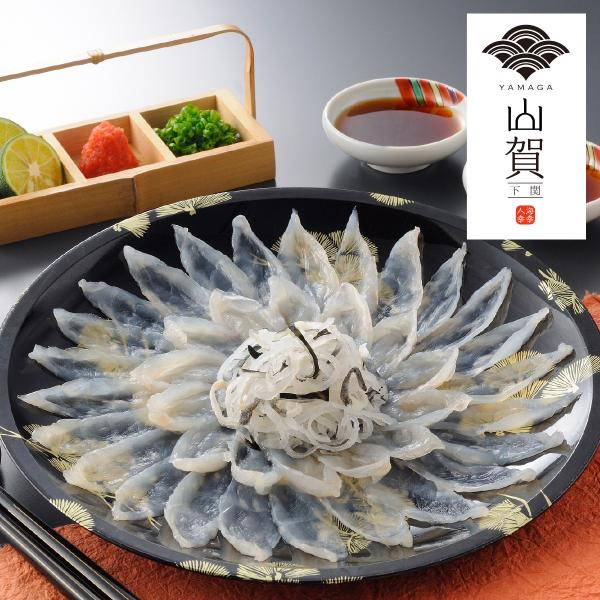 母の日トラフグの刺身、皮刺しと薬味がセットになった一品。ふぐ料理山賀の職人の目利きで選んだ身の締まりのいい1ｋｇＵＰサイズの国産トラフグに、弊社社長が自ら包丁 を入れ、身質の確認をしています。更にふぐ刺しは職人が味利きをして納得した品質のも...