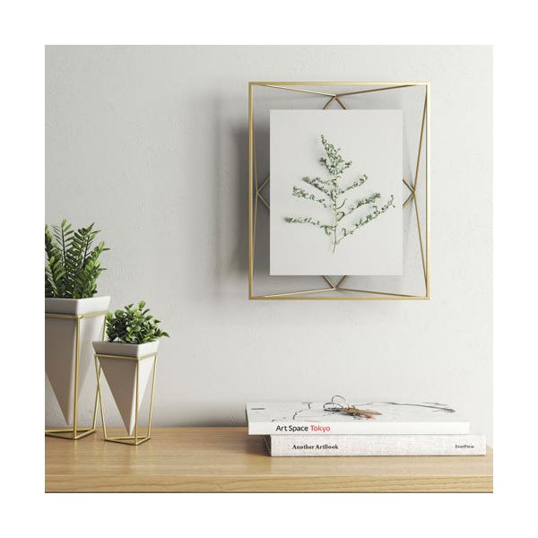 モダンなフレーム：プリズマは、デコレーティブな幾何学的形状のワイヤー製なので、卓上フレーム、壁掛けフレームの両方で使う事ができ、フラットな写真収納部分に立体的なワイヤー構造が組み合わさっているので、でインテリアで多様性を生み出しますユニーク...