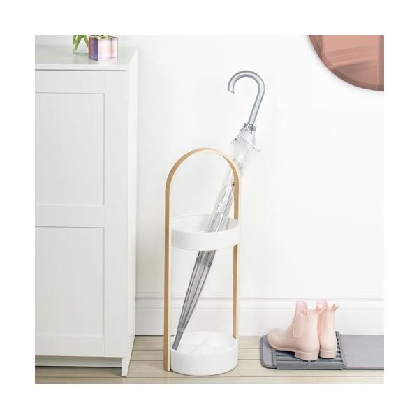 JORDAN MURPHY デザイン。シックなカラーのウッドとブラックのスチールを使用した傘立て。土台部分は十字に仕切られていて、挿した傘が大きく傾いたりしにくい。フックが付いており、折りたたみ傘も収納可。■ 仕様商品サイズ：W222×D2...