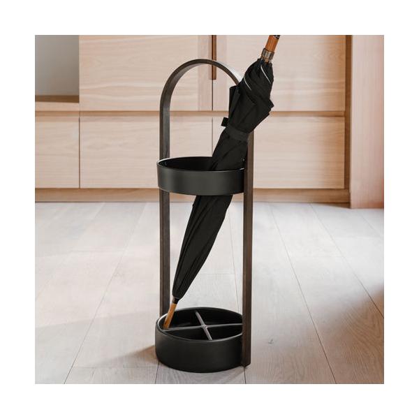 JORDAN MURPHY デザイン。シックなカラーのウッドとブラックのスチールを使用した傘立て。土台部分は十字に仕切られていて、挿した傘が大きく傾いたりしにくい。フックが付いており、折りたたみ傘も収納可。■ 仕様商品サイズ：W222×D2...