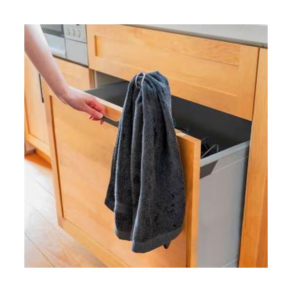 「タオルが引き出しに挟まる」「すぐ落ちる」「存在感が強くて目立つ」――そんなお悩みを解決するタオルホルダー。引出しと連動して動く構造でタオルの巻き込みを防ぎ、腰をかがめずにサッと手を拭けます。■ タオルが引き出しに挟まるお悩みを解消引出しの...