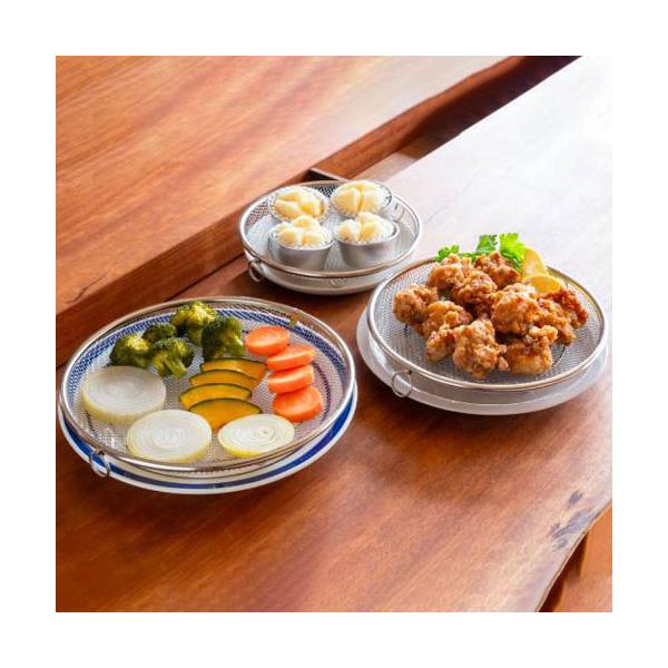 必要な時だけサッと取り出して使える脚付きの盆ざる。食器の水切りから麺料理、揚げ物、お鍋の具材、蒸し料理まで…幅広くお使いいただけます。取っ手がないので、鍋やフライパンにすっきり収まり、蒸し料理にも最適。持ち上げやすいフック付きだから、熱々の...