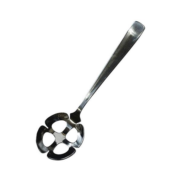 サッとすくうだけで黄身だけ取れる！●カラザを分離できるため繊細な食感が大切になるスイーツづくりにオススメです。●真ん中の4つの穴で黄身をホールドするので白身だけを簡単に落とせます。●割った卵の下にスプーンを入れ、左右どちらかのくぼみにカラザ...