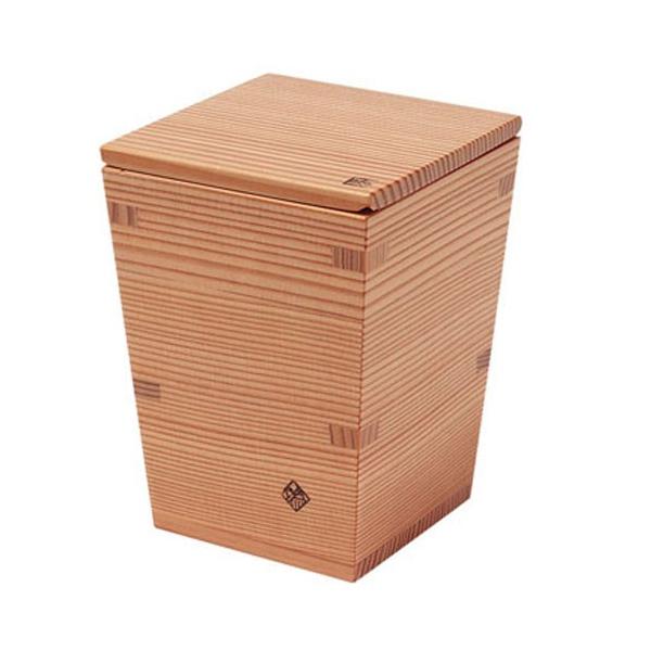 以為(おもえらく)日光杉酒器シリーズ枡の角で呑む酒の味は研ぎすまされ、かつ、木本来のやわらかさ。色や香りは五感をふるわせます。目にやさしく美しい淡紅色の木肌は心に安らぎを与えます。※蓋のマークの部分を指で押さえて　こぼれない様に注いでくださ...