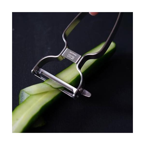 ※こちらの商品はネコポスでの発送となります※その他商品と同梱で税込5,980円未満の場合は、別途送料が掛かります。オールステンレス製!■貝印の丈夫で衛生的な、じゃがいもの芽取り付きステンレスピーラーです。■皮むき時に食材が見えやすく、持ちや...