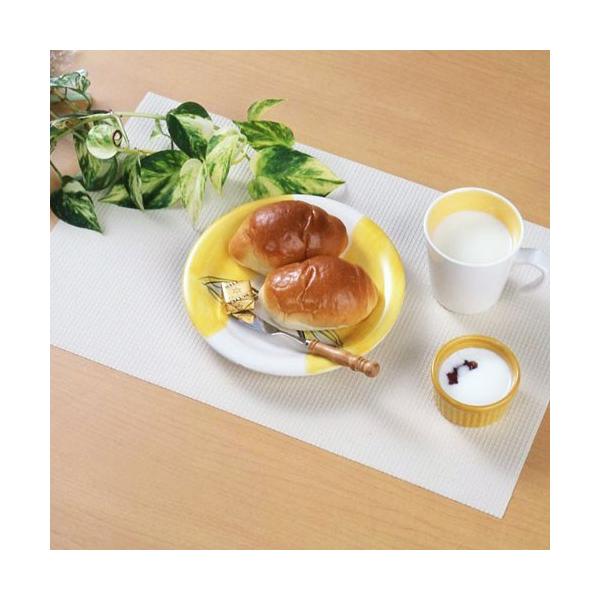 布の風合いを活かした洗える食器棚クロス■ ワッフル織りの布を使用しているので、食器棚の中におしゃれであたたかい空間をつくり、大切な食器をやさしく守る■ 裏面にスベリ止め加工を施しているので、食器の出し入れの際などにクロスがズレたり、シワが寄...