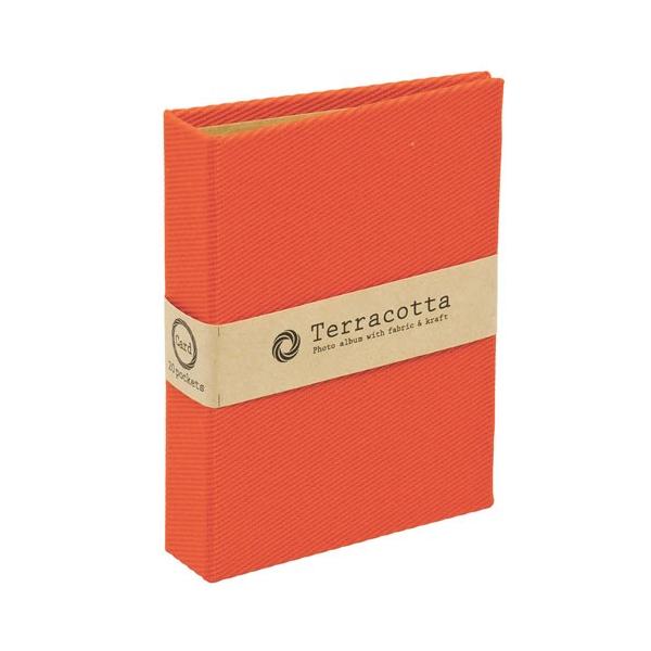 手軽さがうれしい溶着タイプ。Terracotta テラコッタとは…「焼いた土」という意味を「持ちぬくもり・親しみやすさ」をテーマに素材感のある布地表紙とクラフト台紙を使用した 雑貨スタイルのアルバムです。パーソナル・オフィス・店舗など 幅広...