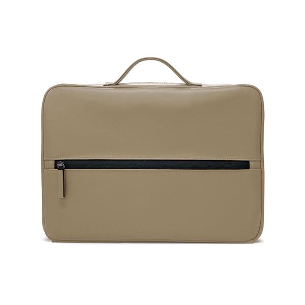 上質素材使用の使いやすく自立する別持ちPCバッグ■自立するので使いやすい、上質素材を使用した別持ちPCバッグ。開口部は大きく開き、PCの出し入れもスムーズです。■自立するPCバッグ上質素材を使用した型崩れしにくい作り。■A4書類対応のインナ...