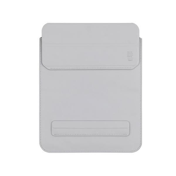 折りたたんでスタンドになるiPad用スリーブケース。■iPad 11インチ用、折りたたんでスタンドになるスリーブケース。■iPadをスリムに収納して持ち歩け、必要な時はさっと取り出しすぐにスタンドに変形。シンプルなデザインとミニマムな機能を...