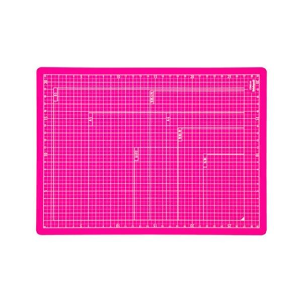 環境に配慮した「オレフィン系樹脂」を使用。持ち運びに便利でカラフルな折りたたみカッティングマット。●本体寸法（見開きサイズA4）：ヨコ310×タテ230×厚み2mm●本体寸法（二つ折りサイズA5）：ヨコ160×タテ230×厚み4mm●本体重...