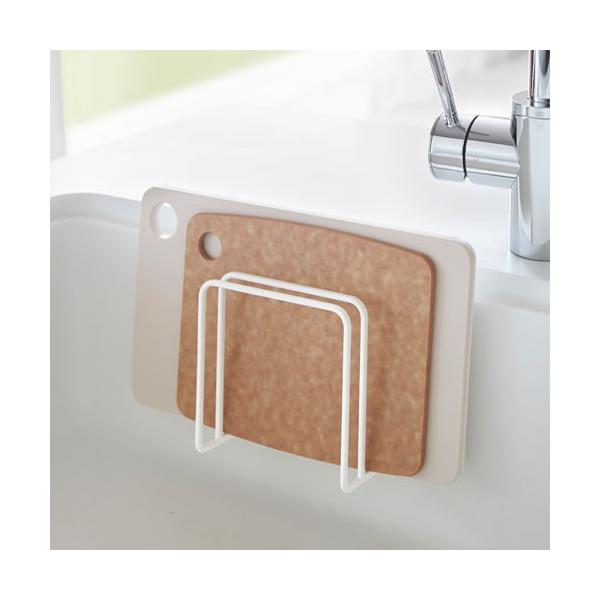 シンクの壁面に吸盤で簡単取り付け。水切れのいいデザインで、いつでもまな板を清潔に保てます。コンパクトサイズで、シンク周りのスペースも取りません。吸盤で簡単取り付け。接地面を傷つけない構造。シンクの内壁面にも取り付け可能。■ 商品サイズ約12...
