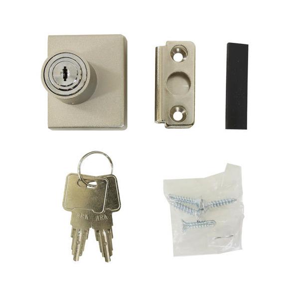 【商品説明】扉や引出しのカギ！枠のある扉(外開き)や引出しにカンタンに取付できます。ネジ止めタイプ鍵のない外開きドア・家具を施錠できます！受け座を枠に取り付けて、受け座に錠を差し込んで施錠できます(ビス止め)金属製、木製の扉や家具に取り付け...