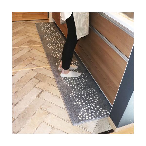 ●シンプルだけど暖かみのある方向風デザイン。●程よい厚みで洗濯しやすい。●マットの裏面には滑り止め加工を施しました。■素材パイル部：ポリエステル100％■サイズ45X252cmおかとー / OKATO