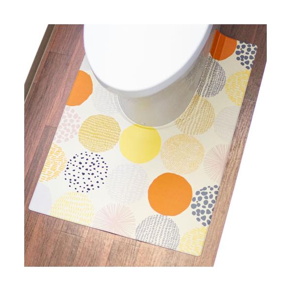 ●汚れた時はサッと拭くだけ簡単お手入れ♪●マットに付いている折り目によりスキマにぴったりフィットするので、尿ハネや汚れをしっかりガード！●抗菌防臭機能付きなので毎日清潔にお使い頂けます。■素材塩化ビニル樹脂■サイズ80X60cmおかとー /...