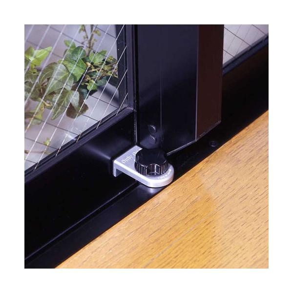 【商品説明】換気のため窓を少し開けたままでも取付け可能。鍵を回して窓を固定、さらに鍵を外すことでガラスを割られても簡単に解除されない二重ロックで外部からの侵入を遮断!【仕様】取付可能寸法(mm)：30〜45【色】シルバー【サイズ】サイズ(m...