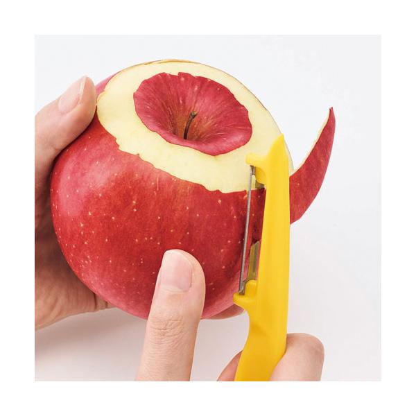 刃物のまち、岐阜県関市産の小ぶりでカラフルな縦型ピーラー。一般的なT字型ピーラーと異なり、包丁で皮を剥くのと同じ感覚で使える為、じゃがいもやゴボウ等の根菜は勿論、りんごの皮むきもスイスイできます。縦型なので省スペースで収納できます！本体先端...