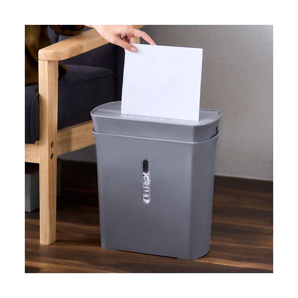 クロスカットタイプで、細断サイズが約5×37mmと細かくカット。機密情報のセキュリティにおすすめです。一度に投入できる最大細断枚数は8枚です。ダストボックス容量約8.9Lで、ゴミ捨ての回数を減らせます。インテリアに調和するシンプルなデザイン...