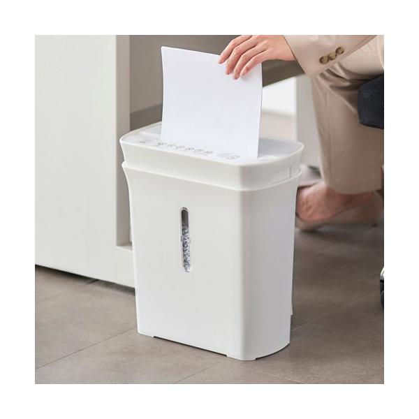 マイクロクロスカットタイプで、細断サイズが約2×11mmと細かくカット。機密情報のセキュリティにおすすめです。一度に投入できる最大細断枚数は4枚です。ダストボックス容量約8.9Lで、ゴミ捨ての回数を減らせます。インテリアに調和するシンプルな...