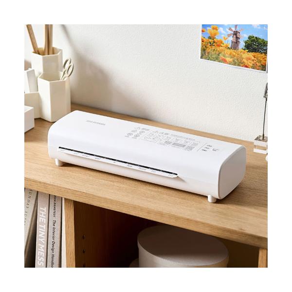 場所を取らないコンパクト設計で、家でもオフィスでもスッキリ収納。速度が380mm/分になりA4サイズ1枚あたりのラミネート時間もわずか48秒と、従来品（※LM42X）に比べ約1.3倍とスピード加工！大量のラミネート加工でも素早く仕上がるので...