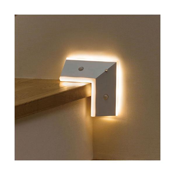 センサーが人の動きを感知して自動的に点灯する乾電池式LEDセンサーライトです。ダブルセンサーのため、両サイドから広範囲に感知可能です。置き型タイプで、間接光設計のため、まぶしさを感じにくく、階段・廊下の角・玄関などの足元の明り取りに最適です...