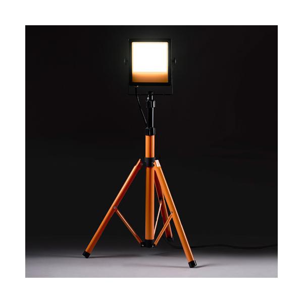 LEDチップ増量でより明るく照らすことができるLEDスタンドライトです。安心の防塵・防水設計（IP65準拠）で、建築、工事現場などで雨天でも気にせずお使いいただけます。照射角度は上下左右約100°の広配光で、照らしたい方向をしっかり照射しま...