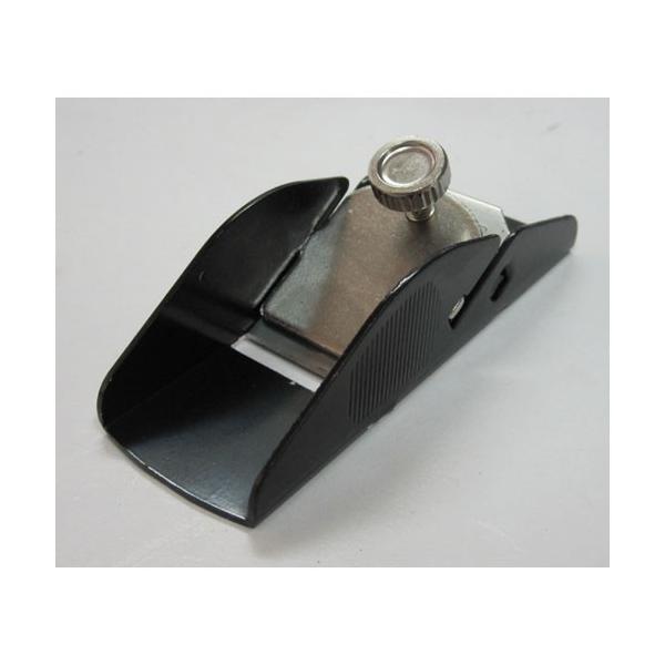 シャープな切れ味で細かな作業に使えます。押しても引いても使える便利な鉋。石膏ボードにも使えます。サイズ： 本体/28×90mm、刃幅/22mm材質： 本体/スチール、刃/SK-5質量： 70g角利 / KAKURI / カクリ / かくりD...