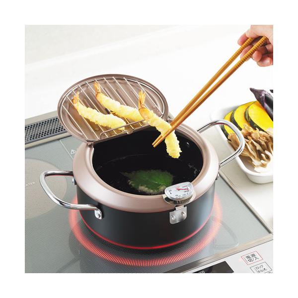 ■材質本体：鉄(底の厚さ1.2mm)、取っ手・フタ：鉄、アミ：ステンレス鋼、表面加工/本体・蓋：シリコン焼付け塗装、取っ手：クロムめっき■サイズ約310×226×136mm(約1,135g・満水容量2,600ml・適正油量600・900ml...