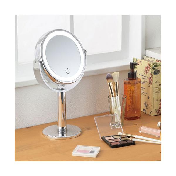 LED照明付きのスタンドミラーです。LEDが埋め込まれており、明るく照らしてメイクができます。タッチセンサーで点灯。裏面は拡大鏡になっています。■サイズ・重量約118×184×320mm(約395g)■材質・その他本体：ABS樹脂・ガラス電...