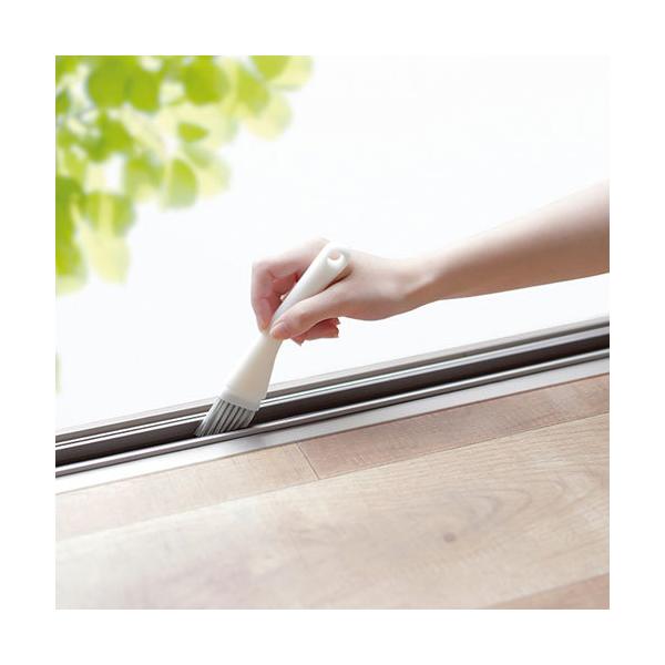 ブラシとヘラですみまできれいにできるサッシブラシ。サッシのレールをサッと掃けるペン型で、角度付きの密な植毛。カバーのヘラで固まったスミの汚れをかき取れる。使用後は汚れたブラシにカバーを嵌めて、収納時もきれい。フック穴が開いているので、壁かけ...