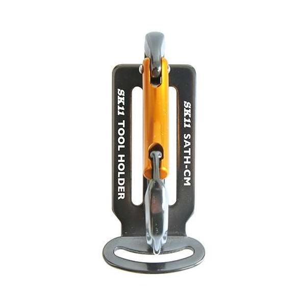 高強度、アルミ鍛造極太カラビナを採用しています。【用途】ベルトに装着して工具などの吊り下げ。【機能・特徴】簡易工具などの吊り下げに最適です。【仕様】色：ブラック。【材質】カラビナ：アルミ。【商品サイズ】幅45×高さ120×奥行75mm 重量...