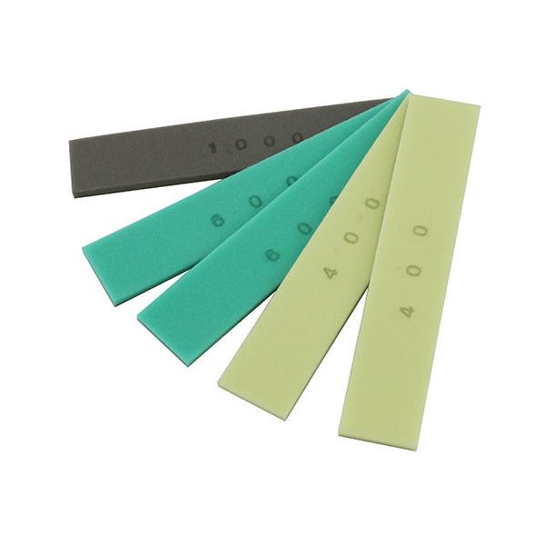 やわらかく、しなやかな削り感です。【用途】プラモデル制作などの細かい研削作業に。【機能】スポンジシートに、耐水ペーパーを貼り合わせることで、適度な柔らかさと、しなやかな削り感を得られます。プラモデル制作など、曲面の多い箇所に最適です。粗い粒...