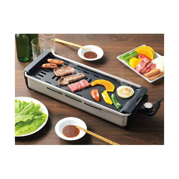 テーブルの上でも場所を取らない長細いスリム形のグリラー。プレートは平面と穴開きに分かれています。プレートの穴開き部で肉を焼くと余分な脂が下に落ちてヘルシー。脂が水に落ちるので煙も出にくい消煙タイプ。■サイズ・重量約220×580×110mm...