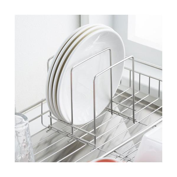 水切りカゴに取り付けられるプレートラック。お皿を立てることで、しっかり水切りができます。お皿はもちろん、まな板置きにも使える。全長(mm)：92全幅(mm)：117全高(mm)：120本体重量(g)：77材質：本体：18-8ステンレス原産国...