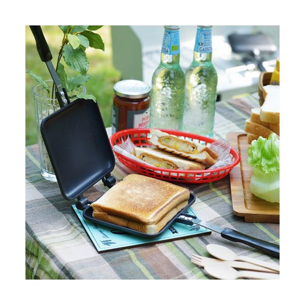 いつものトーストに飽きたら、ホットサンドを作ってみませんか？お好みの具材をパンに挟んで焼くだけ。サクッとあつあつのホットサンド♪内面フッ素樹脂加工でこびりつきにくく、お手入れも簡単です。【仕様】サイズ(mm)：350×150×32重量(g)...