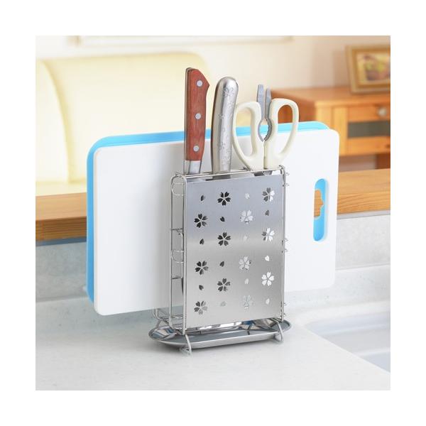 さくら柄のプレートが包丁の刃先をオシャレに目隠し。キッチンバサミ用の専用スペースもあります。※厚さ3.5cmまでのまな板に対応。本体サイズ(mm)：全長 152×幅 102×高さ 217本体重量(g)：390材質：本体：18-8ステンレス ...