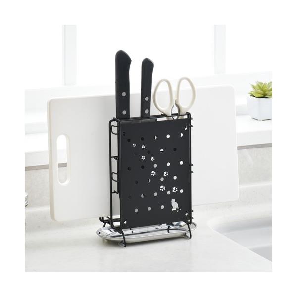 かわいい猫と足あとシルエットのプレートが包丁の刃先をオシャレに目隠し。キッチンバサミ用の専用スペースもあります。水受けトレー付き。本体サイズ(mm)：全長 152×幅 102×高さ 217本体重量(g)：410材質：本体・プレート部：スチー...