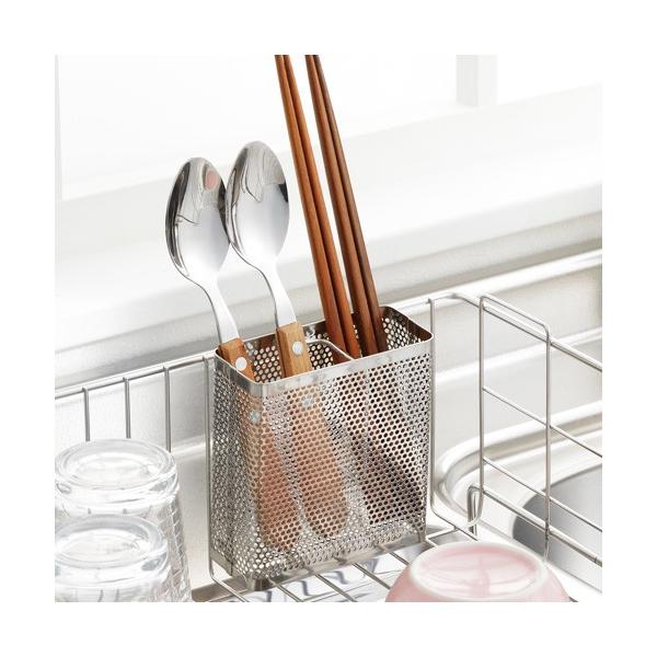 通気性の良いパンチング素材のカトラリーポケット。水切りラックやバーフックに引っ掛け、お箸やカトラリーの水を切る専用のポケットに。本体サイズ(mm)：長さ 94×幅 56×高さ 100本体重量(g)：70材質：本体：18-8ステンレス生産国：...