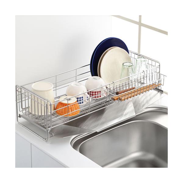 シンクサイドのわずかなスペースに設置できる水切り。スライド式なので、洗い物の量に応じて便利に使えます。斜めトレーでシンクに直接流れていきます。便利な小物ポケット付き。金属加工の産地「燕三条製」です。■ 全長（mm）本体：570トレイ：552...