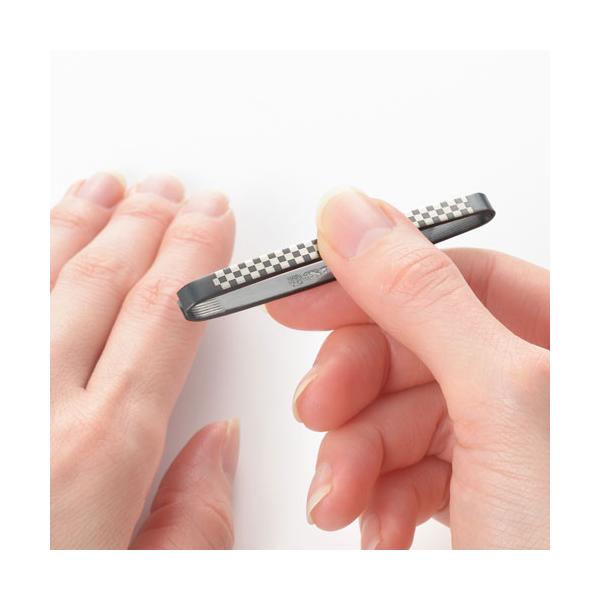 安定したつかみ心地と高いホールド力を実現した、先端幅広タイプの毛抜きです。広めの接地面により、太めの毛や短い毛もしっかりとらえて逃しません。初心者の方でも扱いやすく、眉まわりやムダ毛のケアに幅広く活躍します。重厚感ある市松模様。妥協なきデザ...