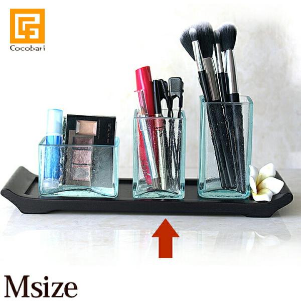 ■商品説明バリガラスで作ったリゾート感いっぱいのメイクスタンドです。厚みがあって、ぽってりとしたシルエット。ガラス製品なのに温かみを感じるのは、ひとつひとつ手作りで製作しているためです。やや緑色がかった青色は、まさにバリの海のよう。光が当た...