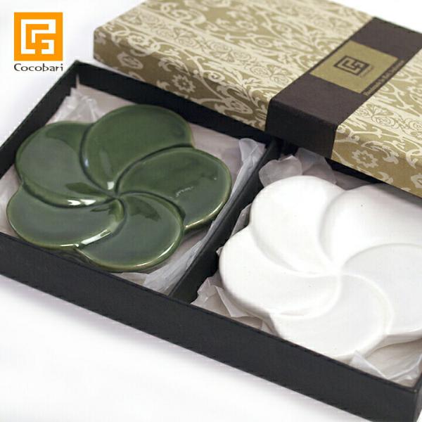 ■商品説明癒しの楽園バリより手作りの陶器の小物トレイが２つ入ったギフトセットです。◆特徴バリを代表するお花フランジパニ(プルメリア)デザインのトレイです。バリをイメージするグリーンと爽やかなホワイトのカラーの組み合わせ。　鍵置き、アクセサリ...